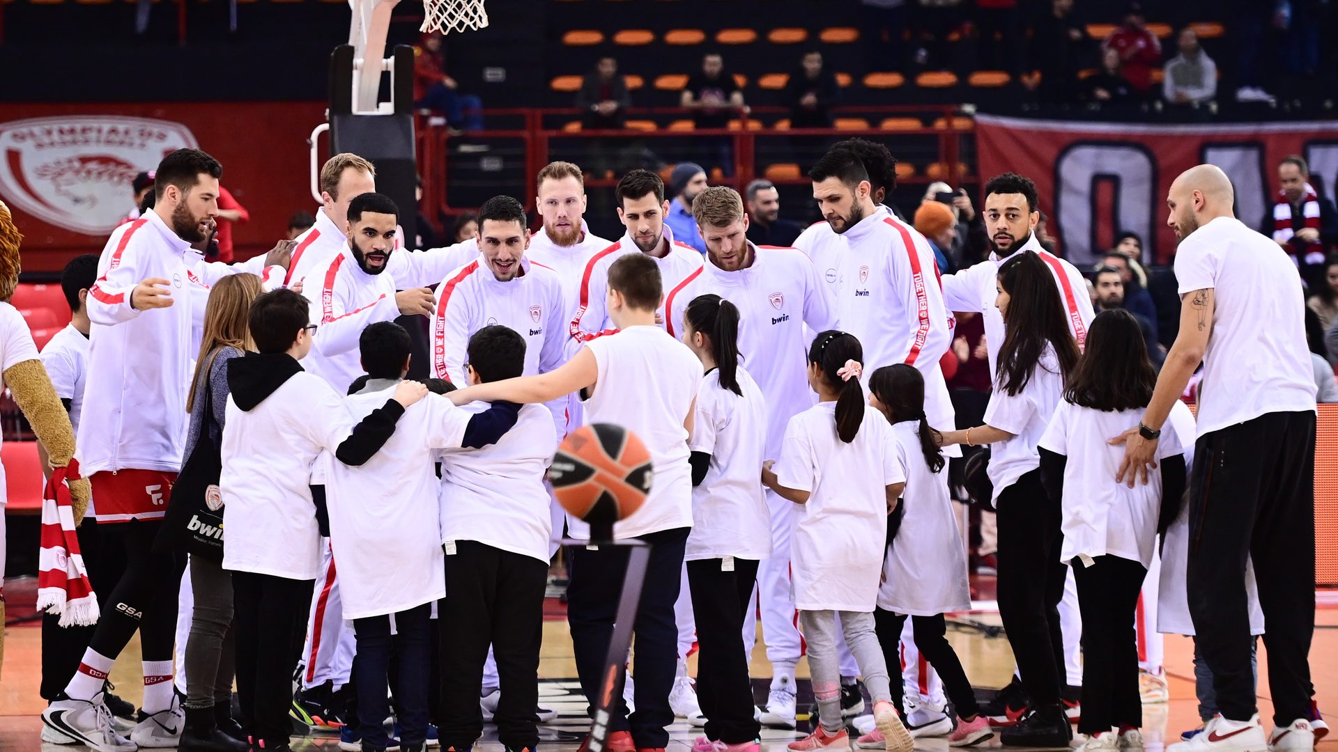 «Ζεστό» χειροκρότημα για τα παιδιά της One Team και αποθέωση για ...