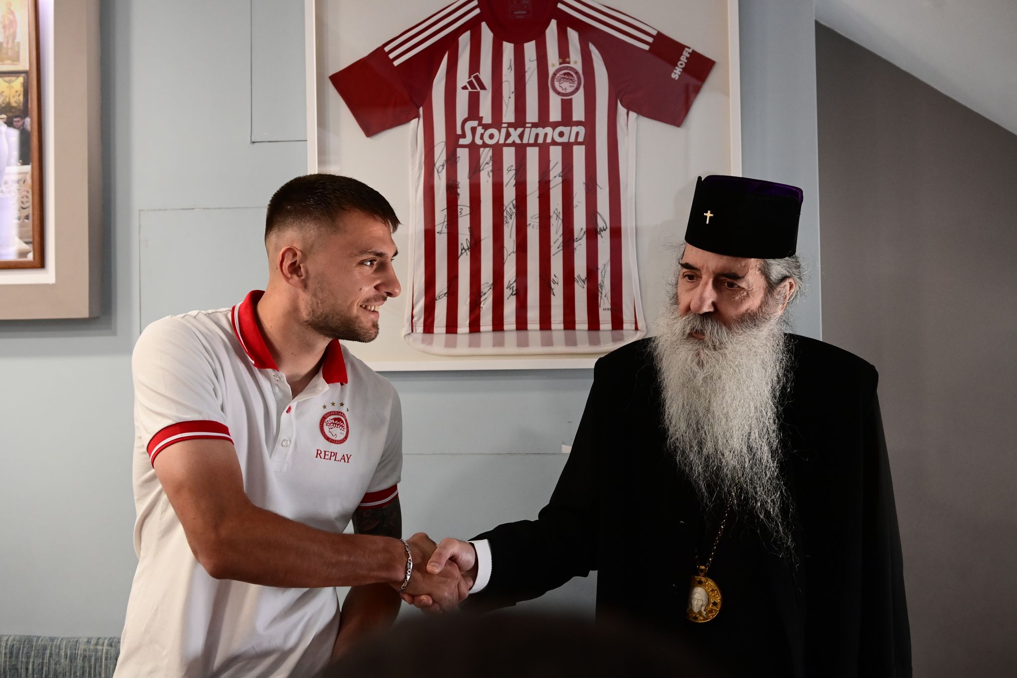 Ο Ολυμπιακός μοίρασε δώρα και χαρά στα Εκπαιδευτήρια της Μητρόπολης ...