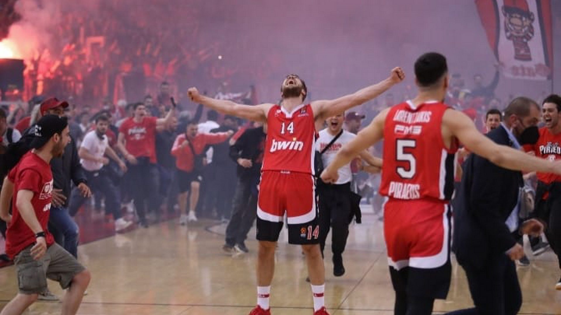 Θύρα 7: «Όλοι στο ΣΕΦ στις 14:30 για να υποδεχτούμε τον δικό μας Σάσα ...