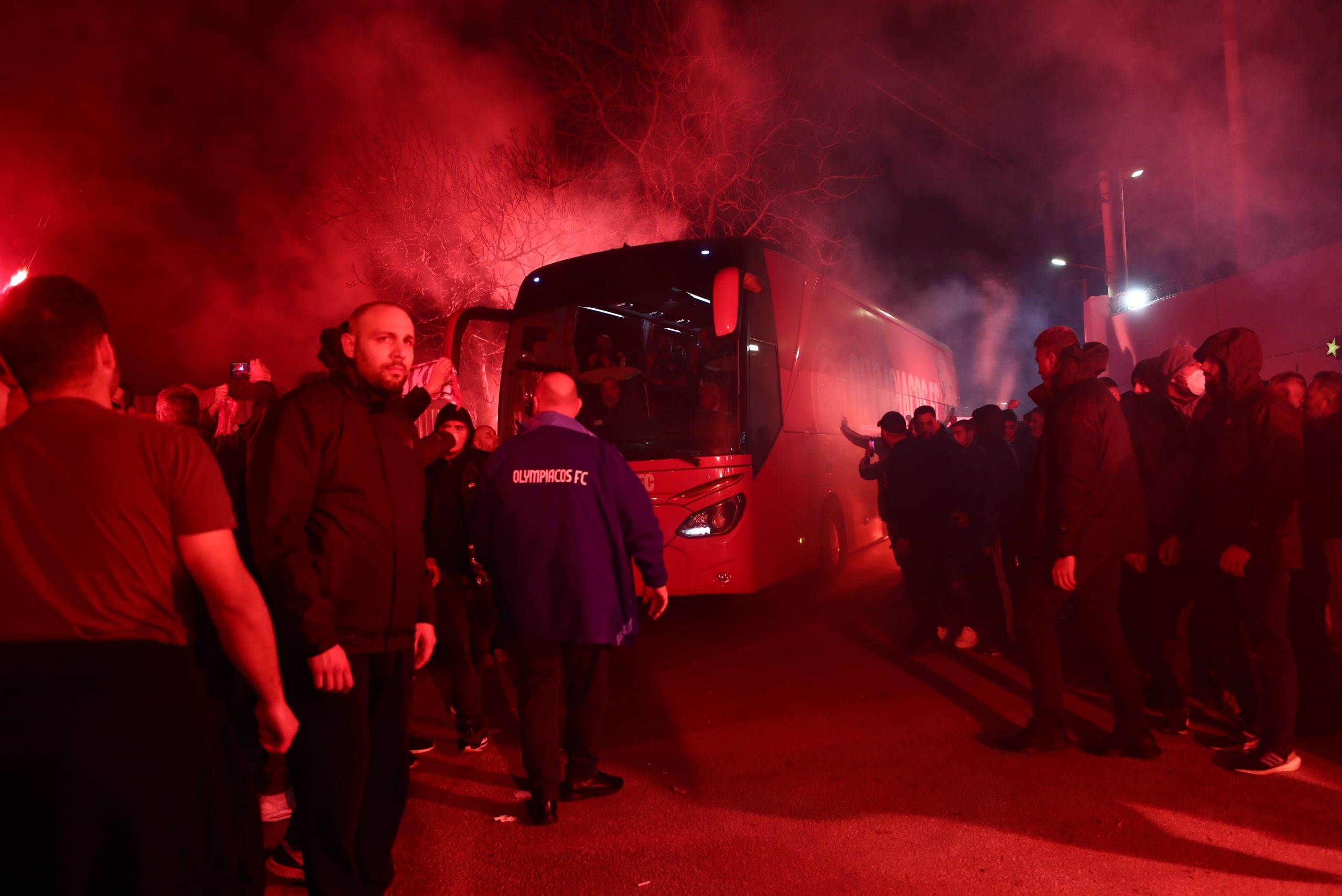 Αποθέωση για τους παίκτες του Ολυμπιακού – Εγινε η νύχτα… μέρα (video ...