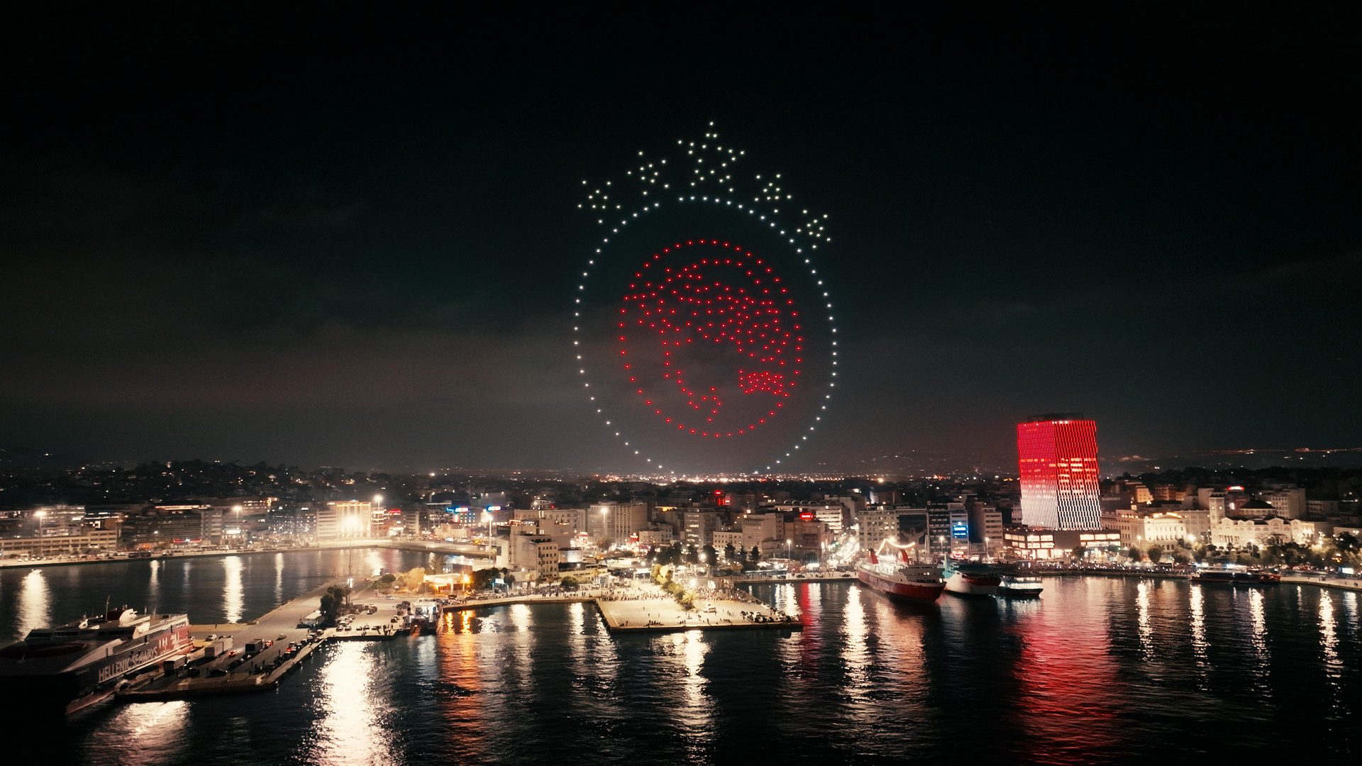 Απίστευτο show με drones στο λιμάνι του Πειραιά, για την θρυλική ...