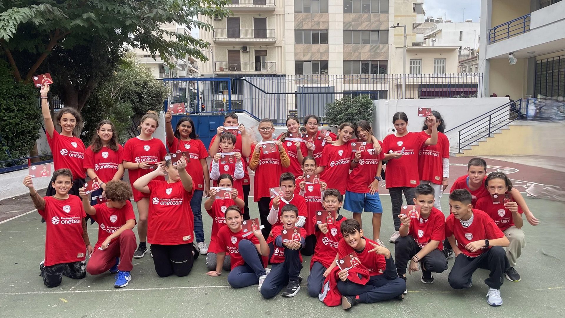 Ολυμπιακός One Team: Ξεχωριστή προπόνηση με τους μαθητές του 22ου ...