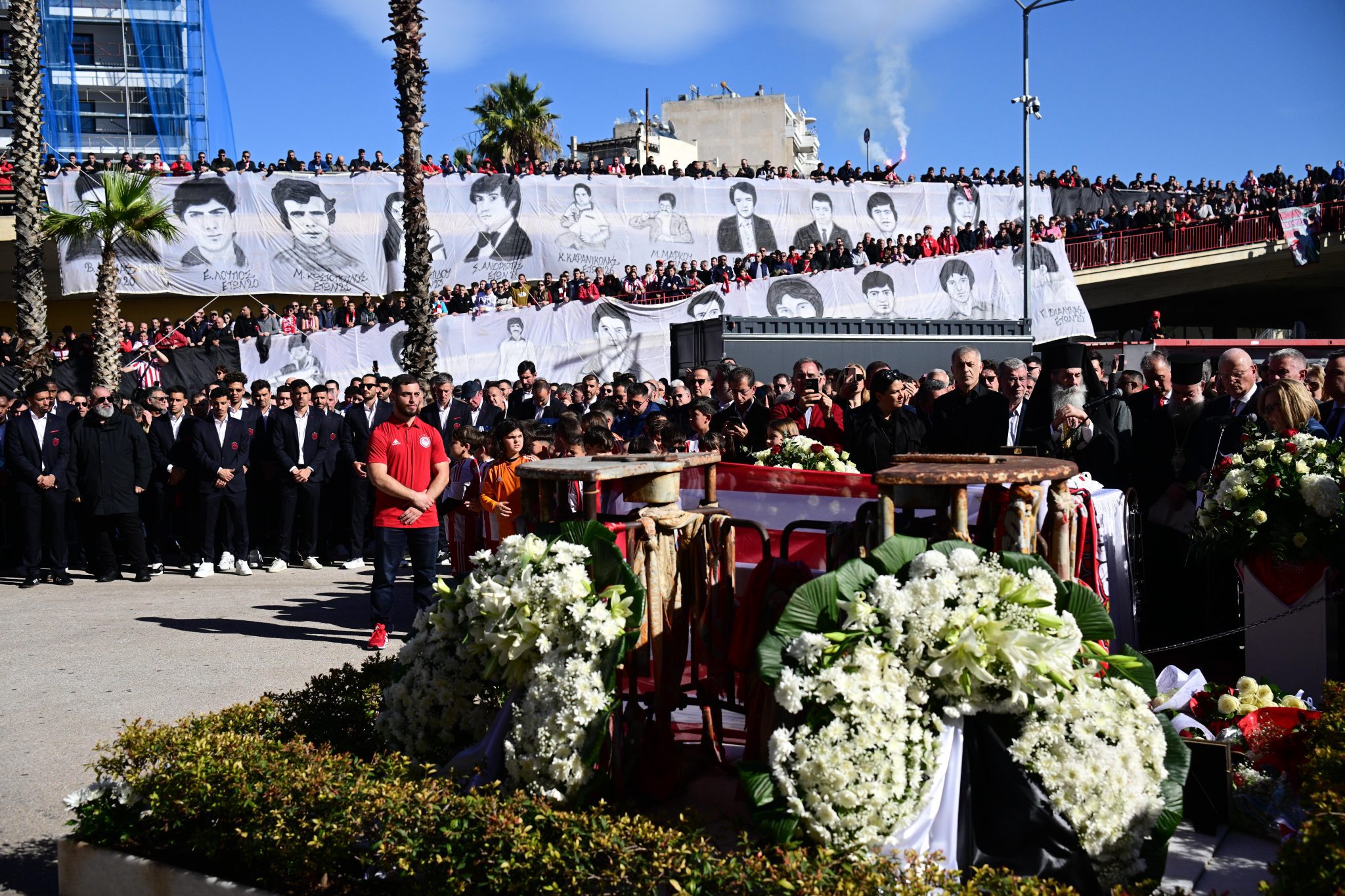 Αδέλφια, ζείτε – Η οικογένεια του Ολυμπιακού τίμησε την μνήμη των ...