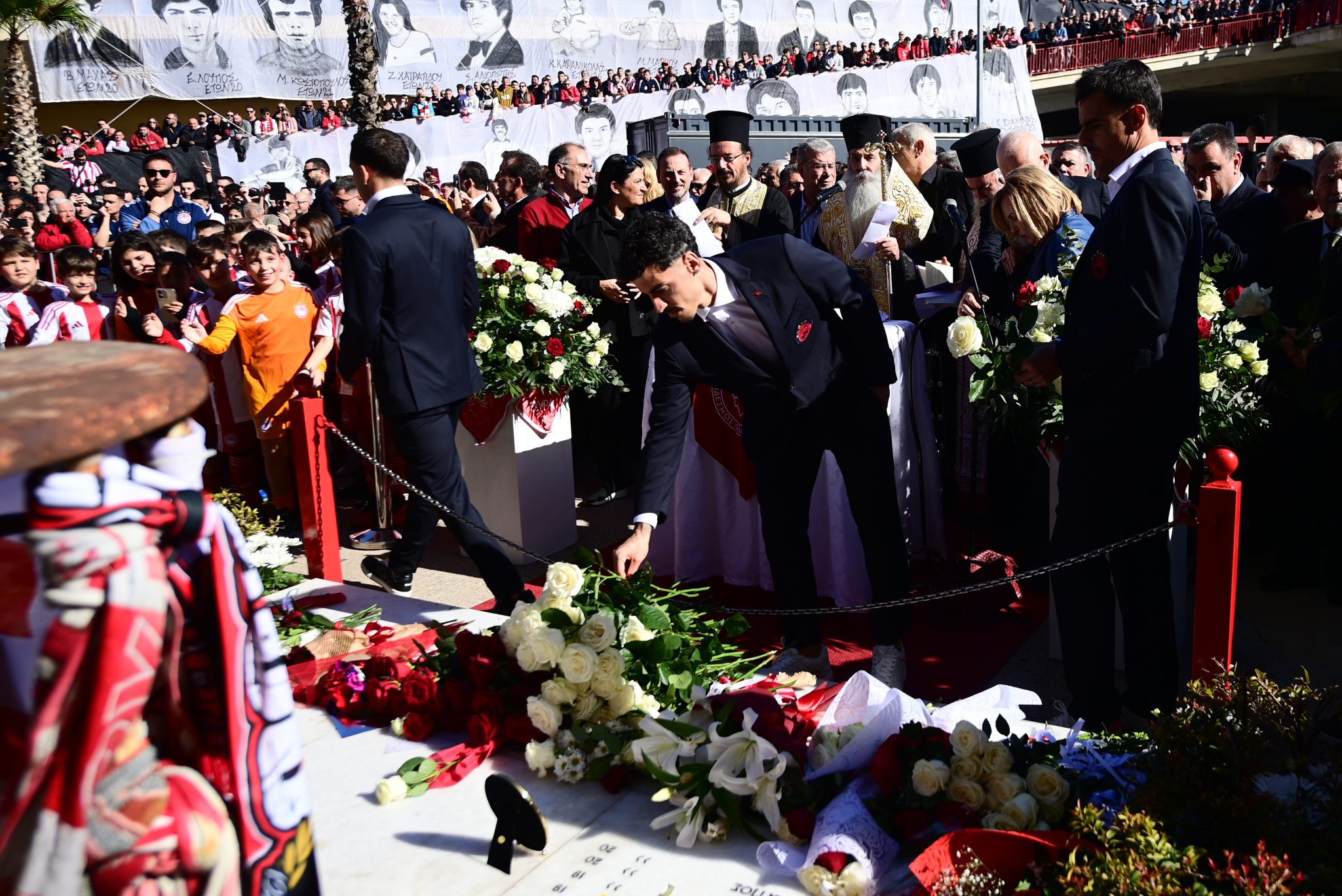 Αδέλφια, ζείτε – Η οικογένεια του Ολυμπιακού τίμησε την μνήμη των ...